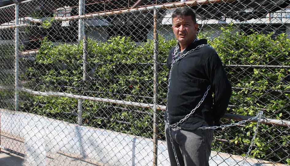 Periodista se encadena frente a la cárcel local