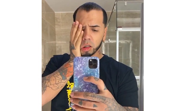 Anuel AA deja en evidencia en un video su calvicie