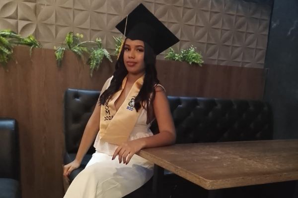 Kiara Elías Rojas recibió su grado de bachiller en la IED Rodrigo ...