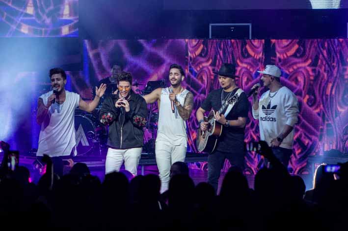 Maluma es sorprendido durante concierto con un disco de doble platino y ...