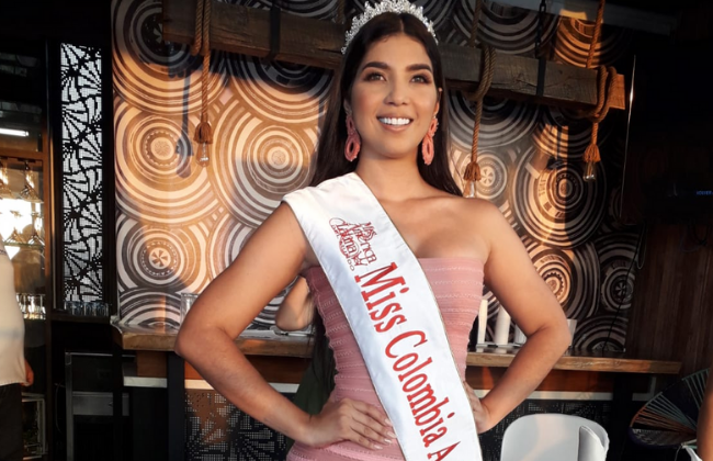 Imposición de banda a Daniela Restrepo Henao, Miss Colombia América ...