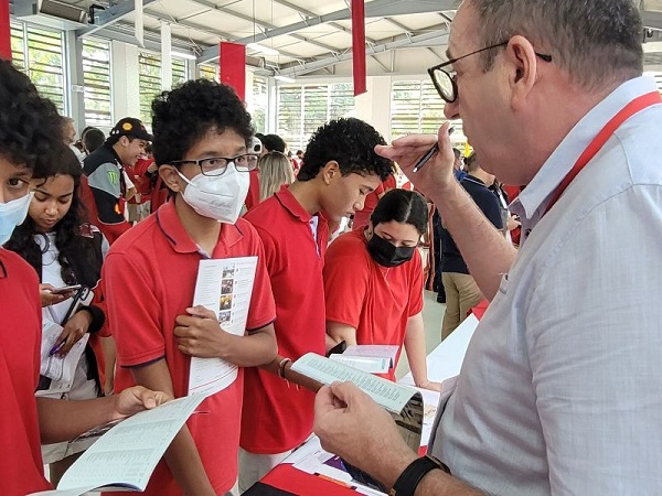 Bureche School realizó Feria Universitaria Internacional